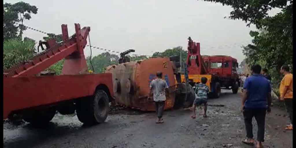 North 24 Parganas News 5 injured road Accident in Barasat | Amdanga Accident: জাতীয় সড়কে ...