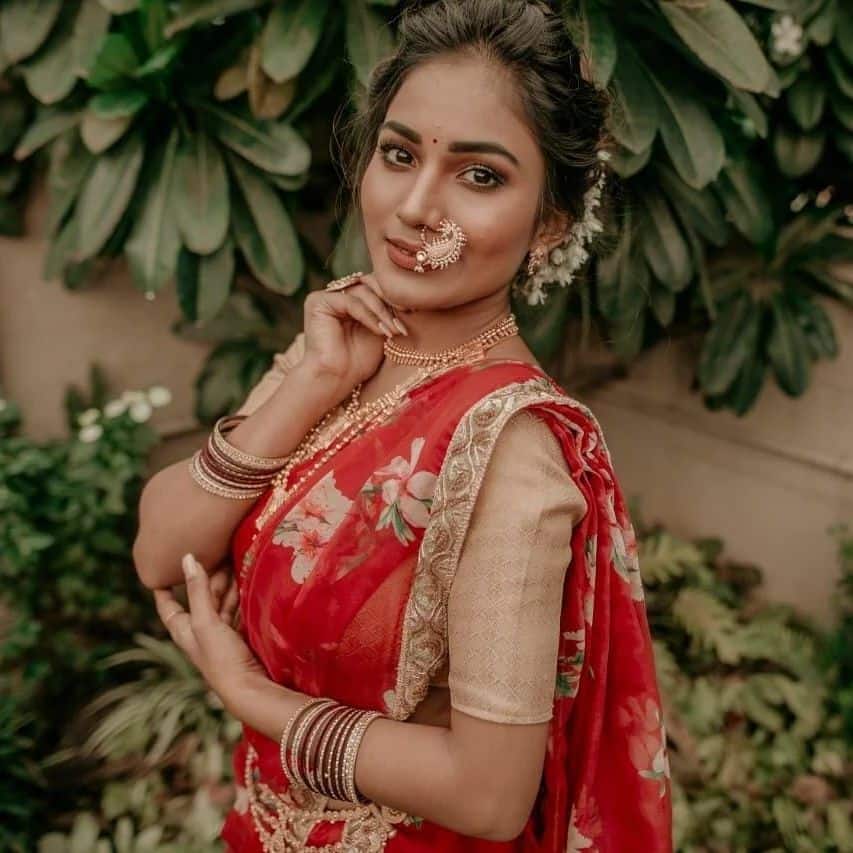 अभिनेत्री पूर्वाच्या लूकवर खिळल्या नजरा...