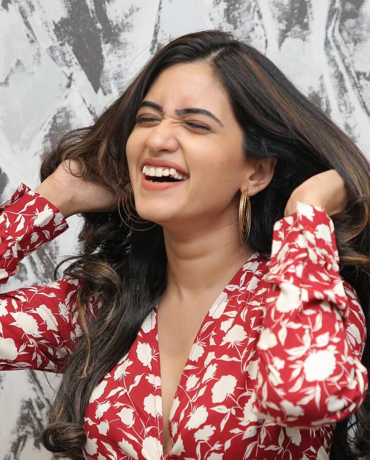 Bigg Boss Beauty Sravanthi Chokarapu Cute Smile Photos Sravanthi Chokarapu పూల డ్రెస్స్ లో