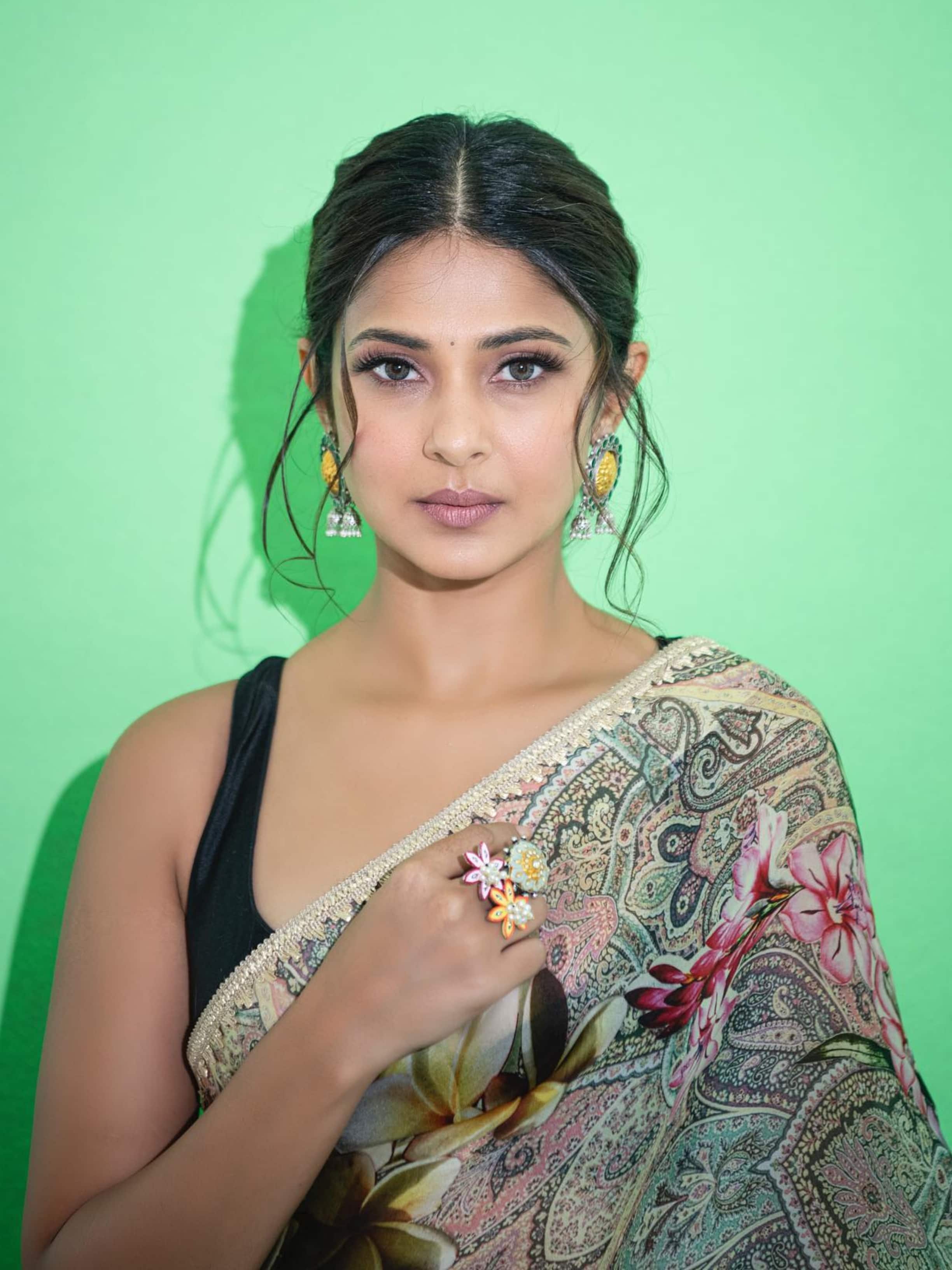 देसी लुक में जेनिफर विंगेट ने दिखाई नजाक़त भरी अदाएं