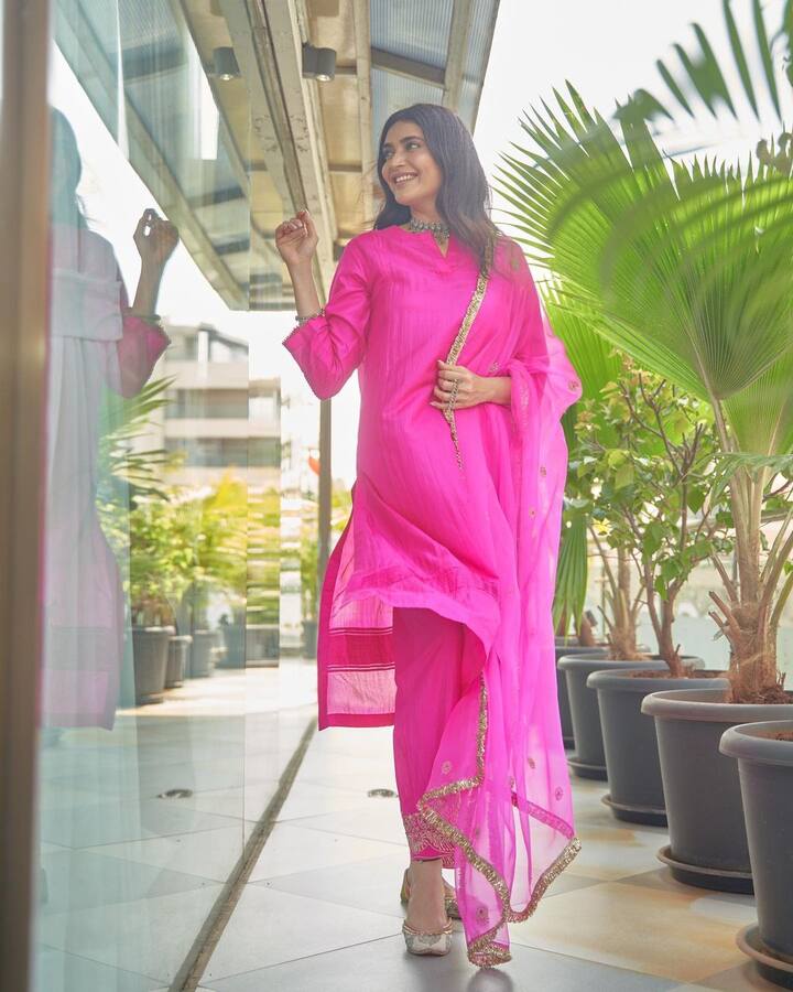 Karishma Tanna Looks stunning beautiful in pink see pictures here ...