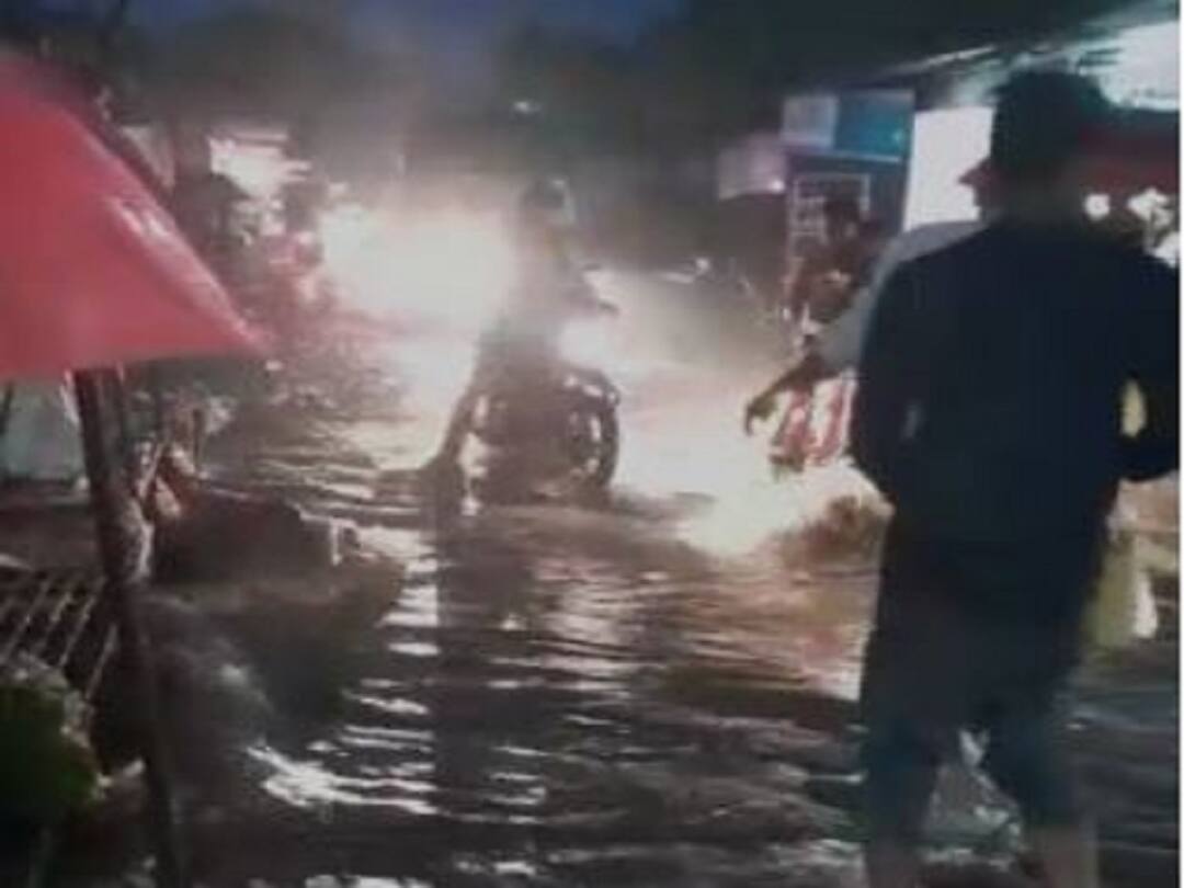 Heavy rain in Nashik district | Nashik Rain : नाशिकमधील सिन्नर तालुक्यात ढगफुटी सदृश्य पाऊस ...