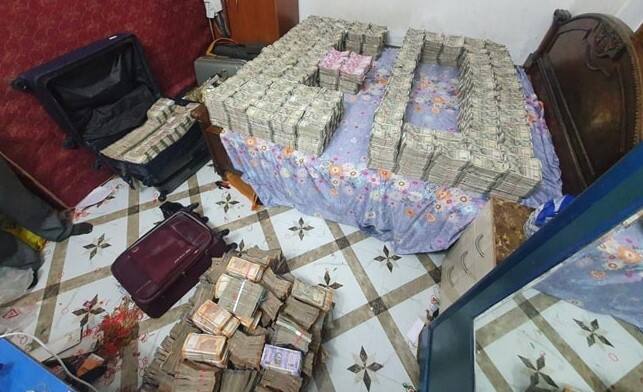 Kolkata ED Raid ED recovers over Rs 17 cr in 5 trunks from Kolkata businessman Aamir Khan | ED ...