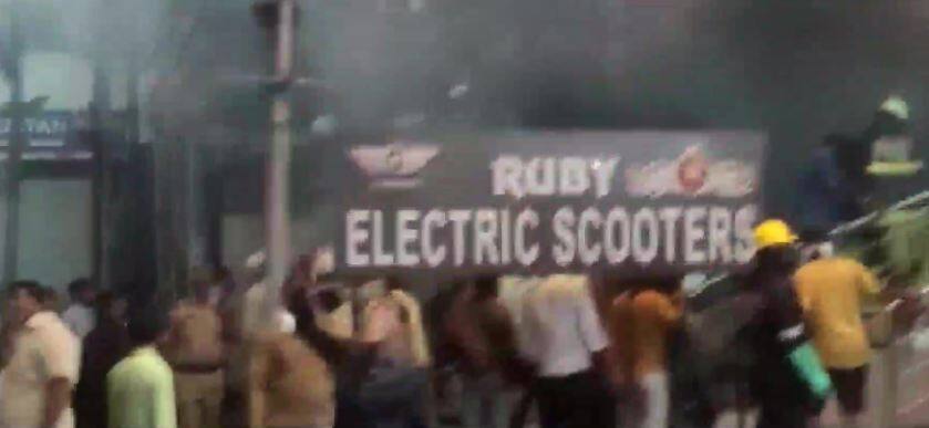 Major accident, Electric bike battery burst while charging, fire broke ...