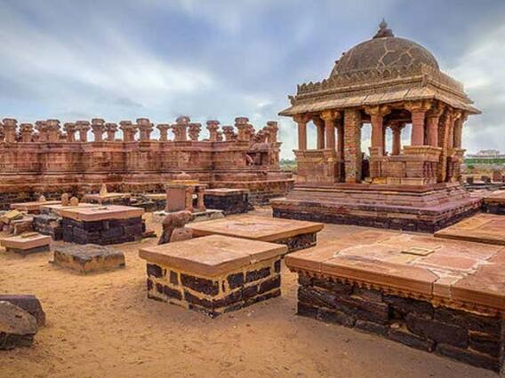 Gujrat Bhuj Famous Places Bhujio Hill, Aina Mahal, Hamirsar Lake ...