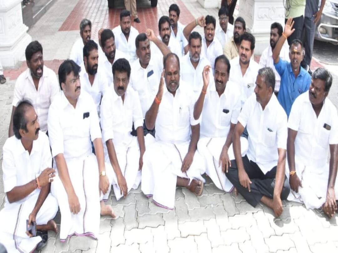 In Front Of The District Collectors Office Former Minister Rb Udayakumar Sat And Protested