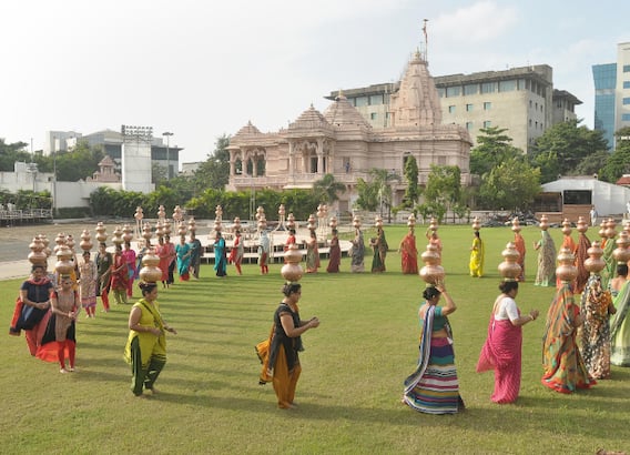 Gujarat Navratri 2022 Celebration Vadodara Garba Dance Images | Gujarat ...