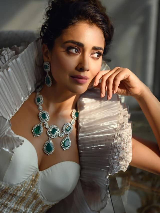 महारानी जैसी सजी-धजी नजर आईं श्रिया सरन