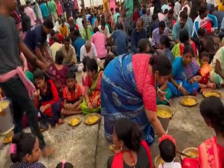 Hogghly Arambagh TMC MP Aparupa Poddar serves food on Nabami during ...