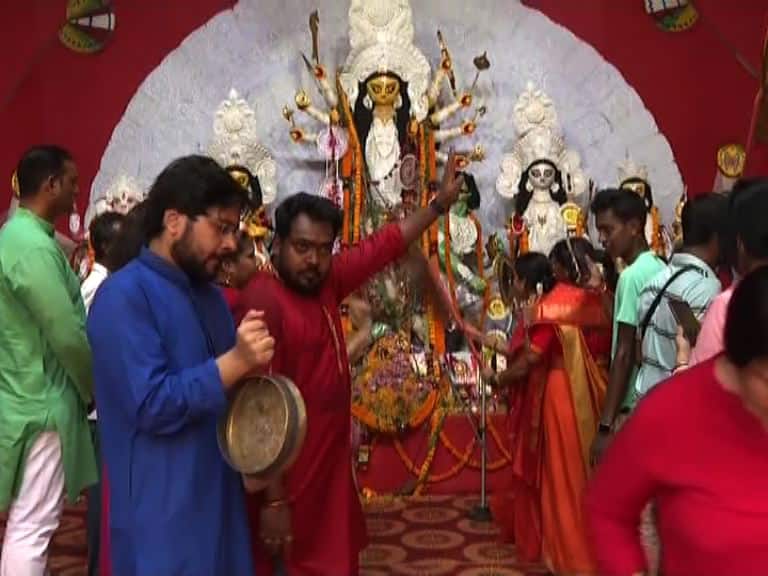 Kolkata News The Lady Priest in BJP EZCC Durga puja 2022 | BJP Durga Puja: বিজেপির দুর্গাপুজোয় ...
