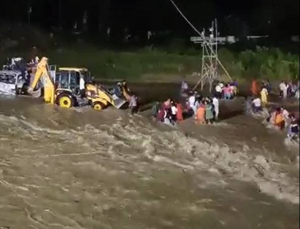 Jalpaiguri Flash flood at the Malbazar river during Durga Viserjan More than 100 people missing ...
