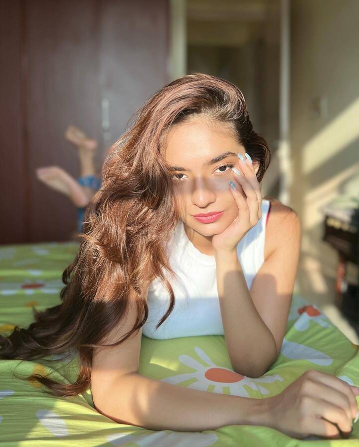 Anushka Sen gave a bold pose see her photos here | PHOTO: बेडवर पडून ...
