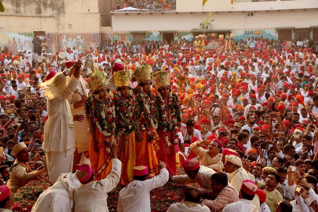 See Supernatural Pictures Of Lord Rama And Bharat Meeting At Lakkha ...