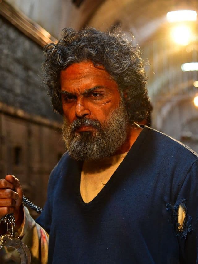 சர்தார் படத்தில் மாறு வேடங்களில் மாறி மாறி கலக்கும் கார்த்தி!