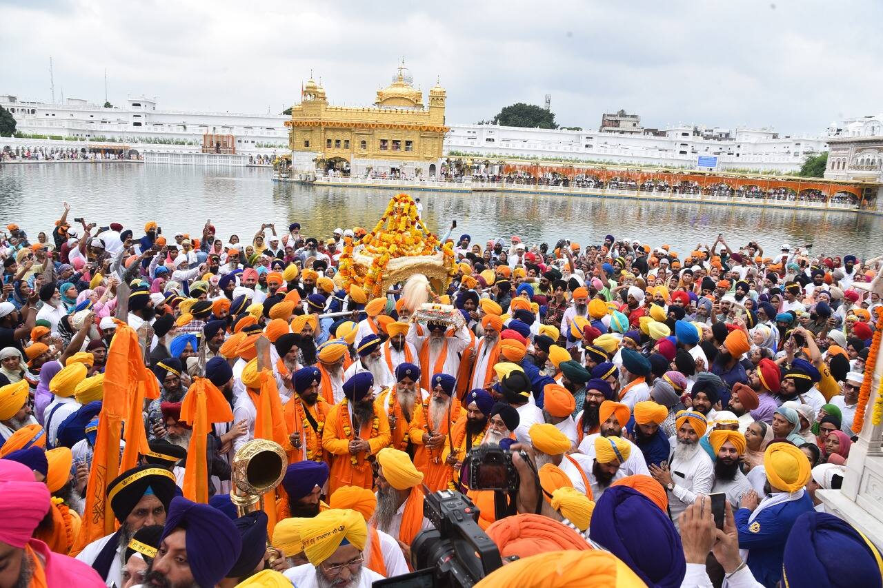 On the occasion of the Prakash Purab of Sri Guru Ram Das nagar kirtan organized from Sri Akal ...