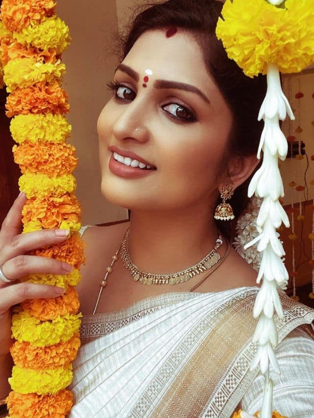 Divya Arnav : யார் இந்த திவ்யா..வாங்க பார்க்கலாம்!