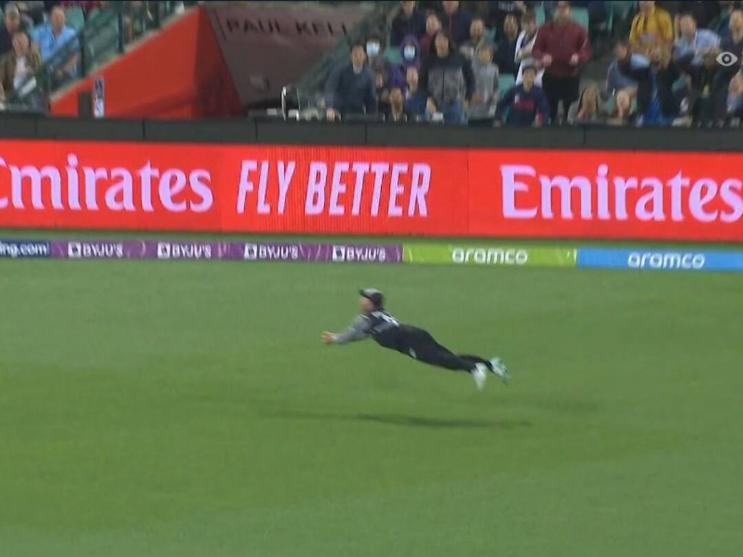 Glenn Phillips takes a SUPERMAN catch to dismiss Marcus Stoinis in AUS ...