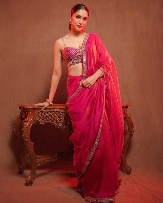 Sharvari Wagh Wishes Fans Happy Diwali 2022 With Her Beautiful Saree ...