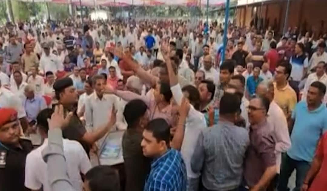 Surat: Clash between two groups in annual general meeting of Sayan ...