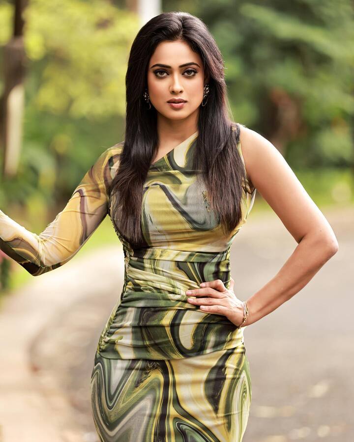 Shweta Tiwari looking beautiful in yellow bodycon dress | Shweta Tiwari ...