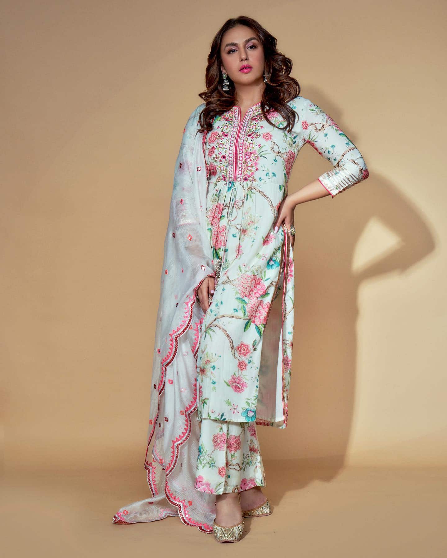 हुमा कुरैशी ने इंटरनेट पर दिखाई अदाएं