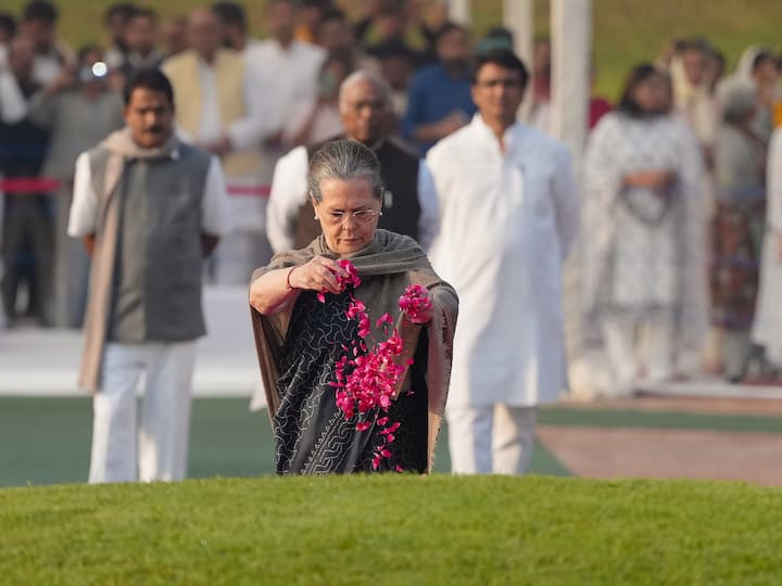 Congress Leaders Sonia Gandhi And Mallikarjun Kharge Paid Tribute To ...