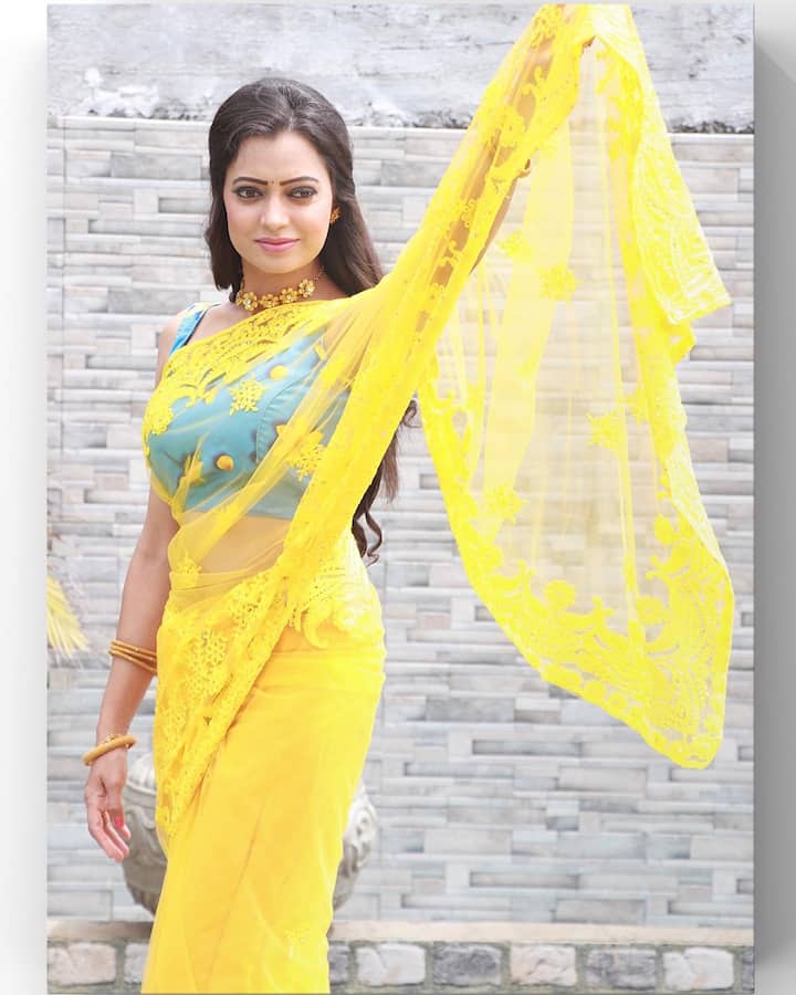 jabardasth anchor soumya rao latest saree photos | Sowmya Rao: పసుపు ...