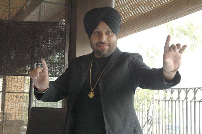 What is the story behind the song Oye Oye by Namrita Malla, Neha Malik ...