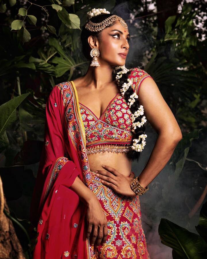 Vishal heroine and sister in law Shriya Reddy Photos ,goes viral | Sriya Reddy Photos: విశాల్ ...