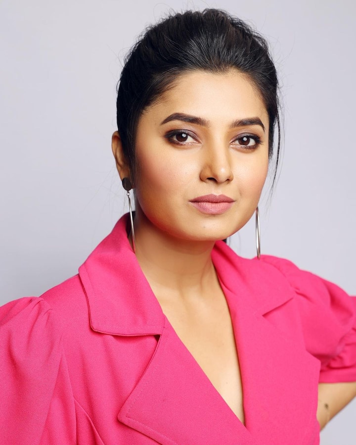 actress prajakta mali shared new look in pink outfits see her photos ...