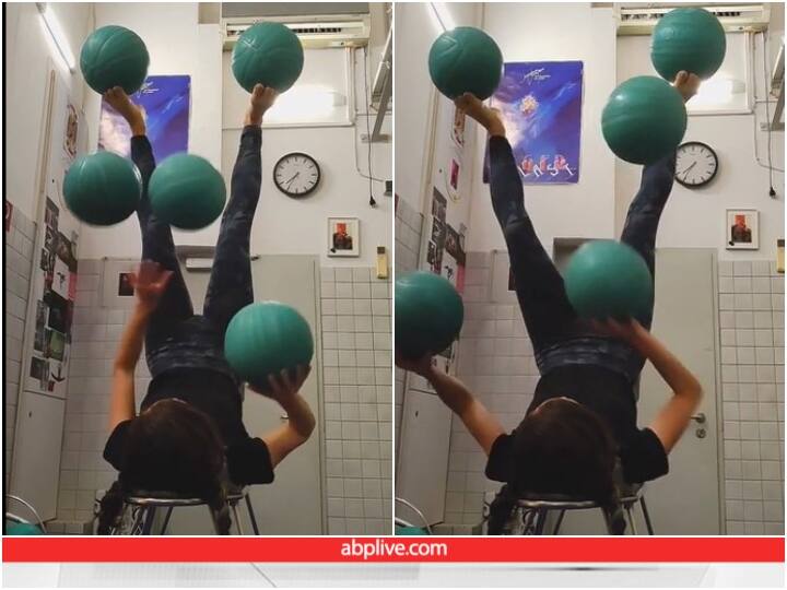 woman juggling five balls while lying upside down on a chair | Video: कुर्सी पर उल्टा लेटकर ...