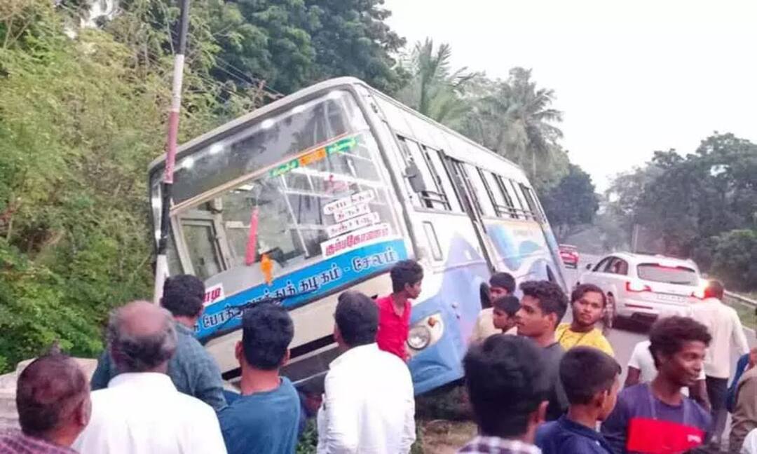 Government bus accident near Trichy, 65 people escaped alive ...