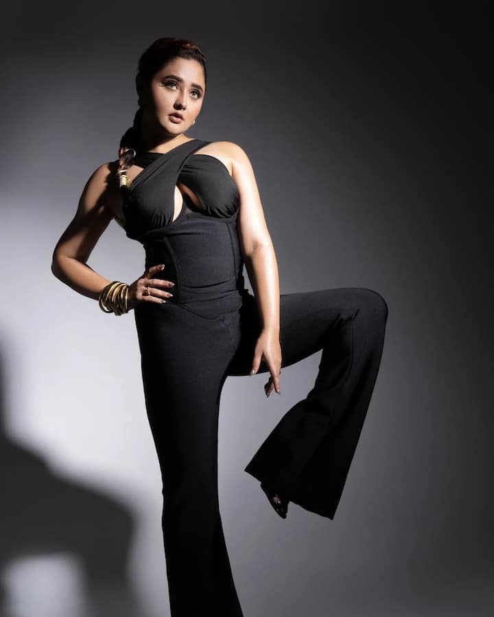 rashmi desai shared new look in black jumpsuit see her photos here | Rashmi Desai: सौंदर्याची ...