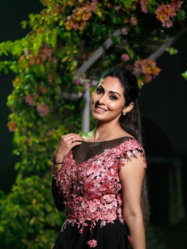 సదా, మీ సేవలో - ఆ పువ్వుల మాట, అదేనేమో!