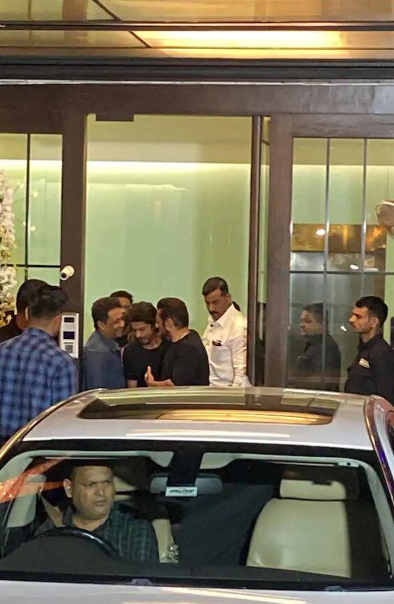 bollywood shah Rukh khan at salman khan birthday party hugs and wishes ...