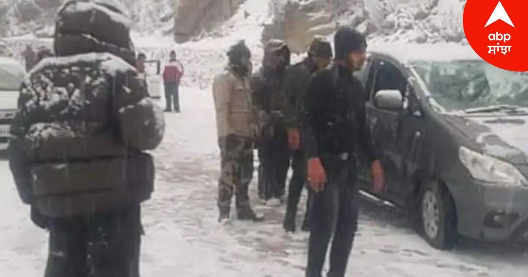 Himachal Pradesh: Tourists stranded in over 400 vehicles in Atal Tunnel rescued | Manali ...