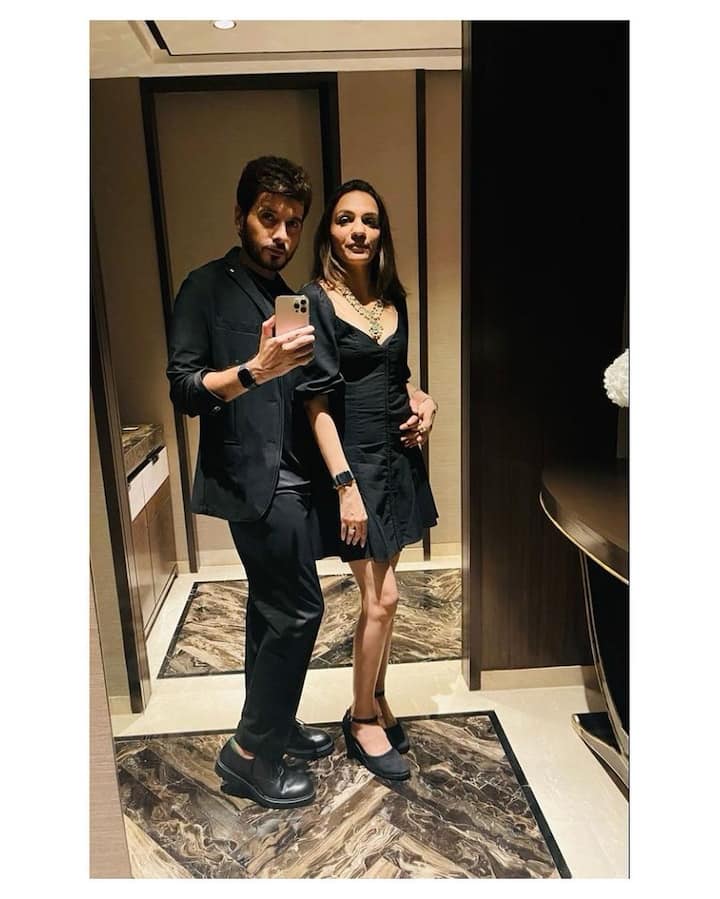 Mirzapur Actor Divyendu Sharma Wife Akanksha Sharma Glamorous Photos ...