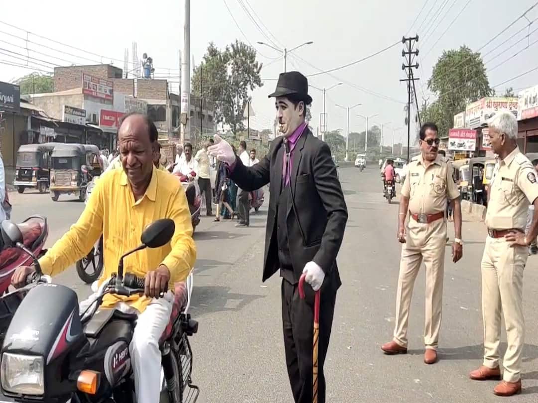 Parbhani News Charlie Chaplin on the road to explain traffic rules ...