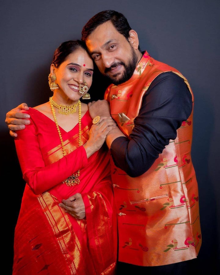 Prasad Oak and Manjiri have completed 25 years of marriage today | Prasad Oak Manjiri Oak ...