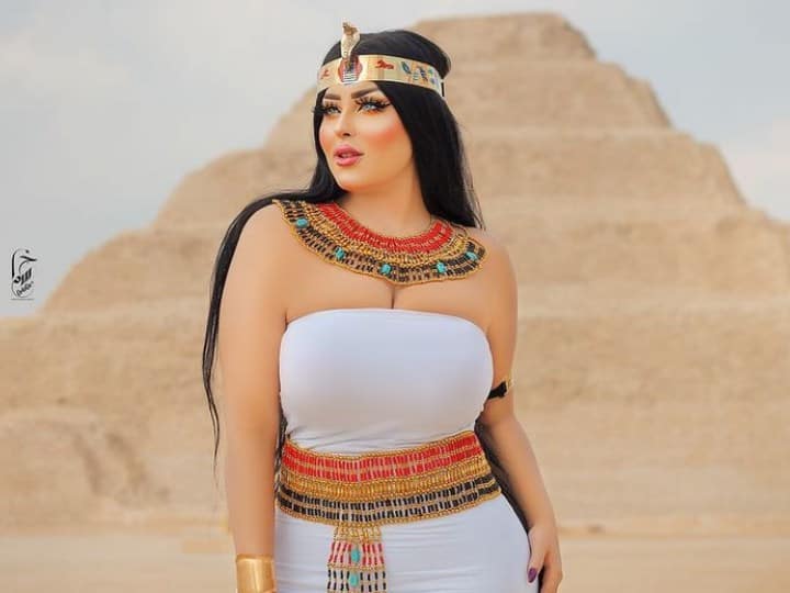 Egyptian model Salma al-Shimi controversial photoshoot in front of ...