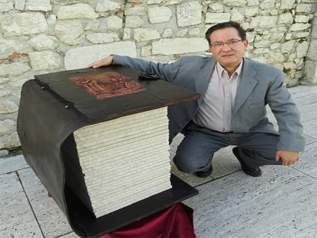 Man Creates World Record For Writing 81 Books Backward Using Mirror ...