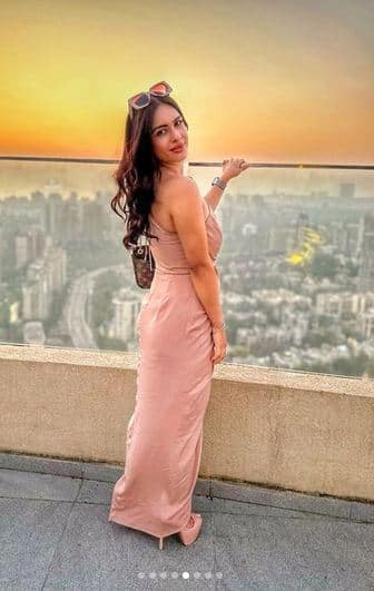 neha malik looks beautiful in gown dress flaunts curves in latest ...