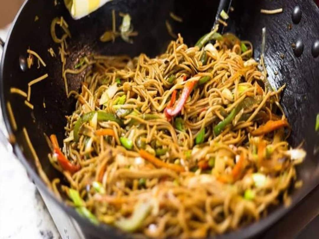 Viral Video street side noodles lover this Viral video shows how it’s ...