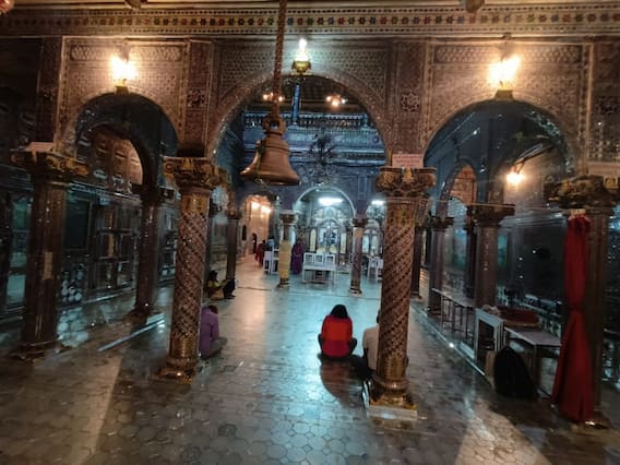 MP Indore Jain Temple Is Like Sheesh Mahal Everything Here Is Covered ...