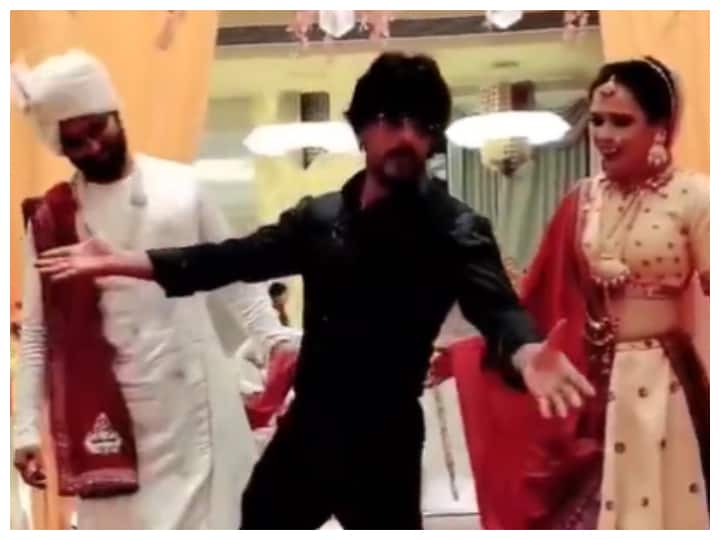 Pathan Star Shah Rukh Khan dances random wedding stage truth of the viral video Fact check Viral ...