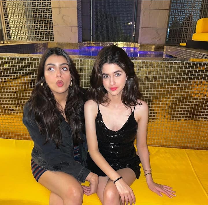 Naomika Saran Photos Goes viral with Grandmother Dimple Kapadia see ...