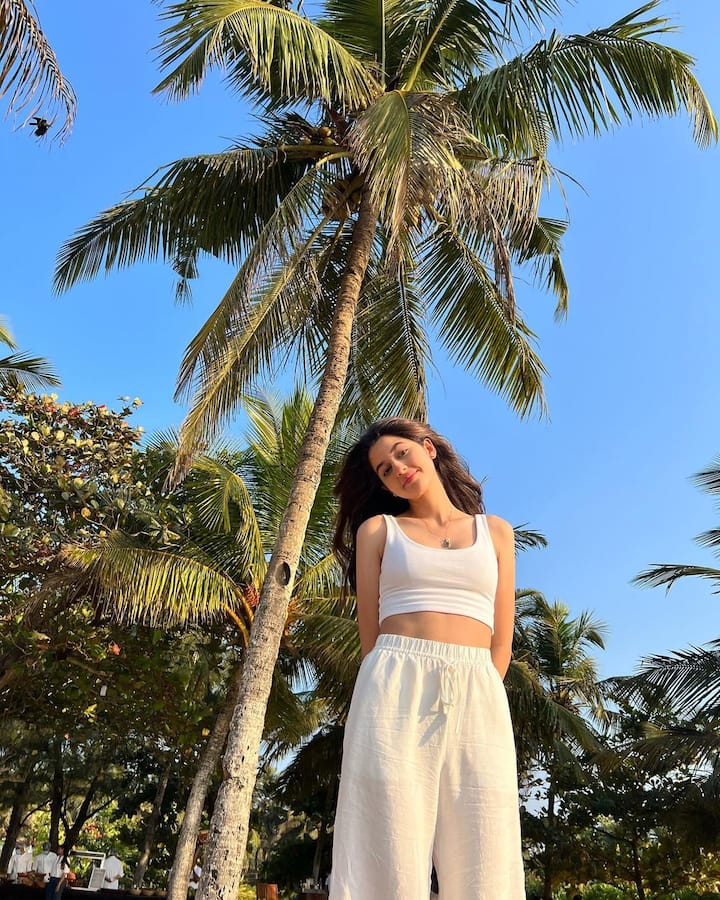 Naomika Saran Photos Goes viral with Grandmother Dimple Kapadia see pics here | डिंपल कपाड़िया ...