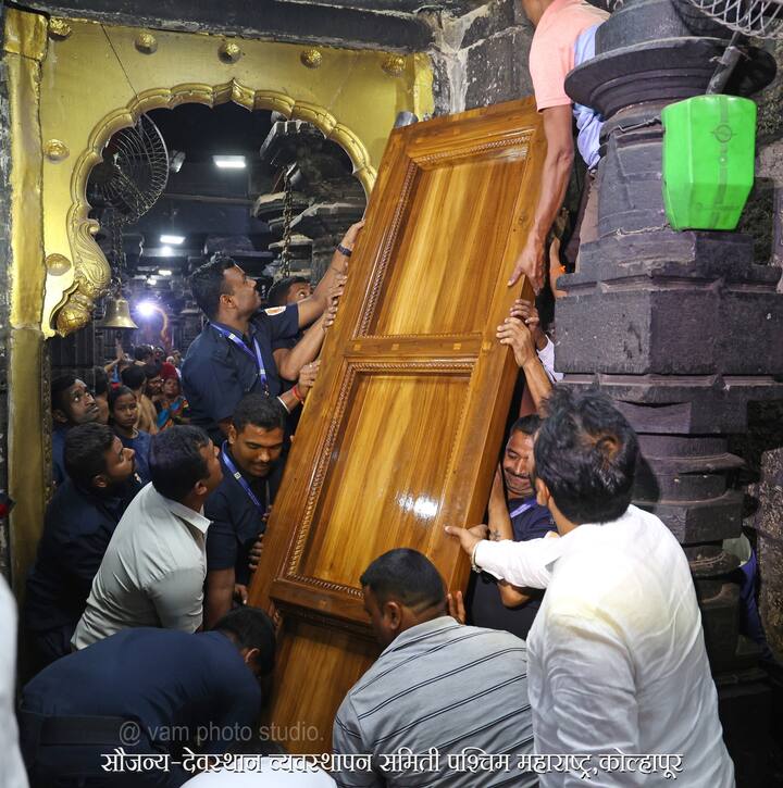 A new sagwani door near the brass umbra in the Ambabai mandir | Ambabai ...