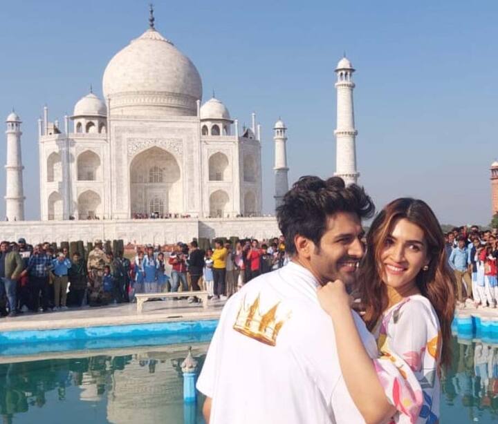 Kartik Aaryan Kriti Sanon Kartik reached the Taj Mahal with Kiara for the promotion of Shehzada ...