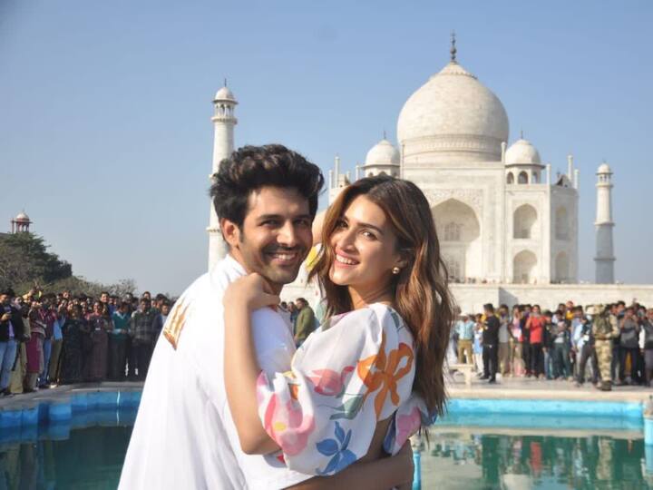 Kartik Aaryan Kriti Sanon Kartik reached the Taj Mahal with Kiara for the promotion of Shehzada ...